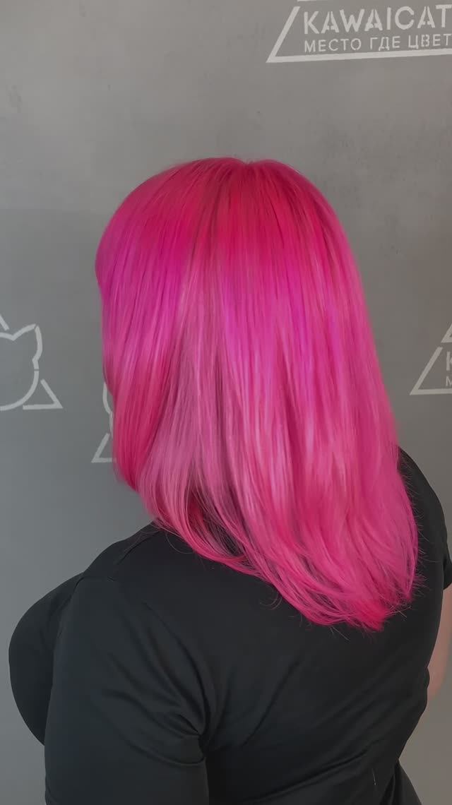 Восхитительное окрашивание в ярком розовом цвете на красителе Антоцианин от мастеров нашей студии!