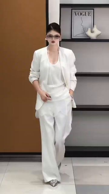 Не обращай на меня внимания, когда я невзрачен, и не пытайся до меня достучаться, когда я сияю