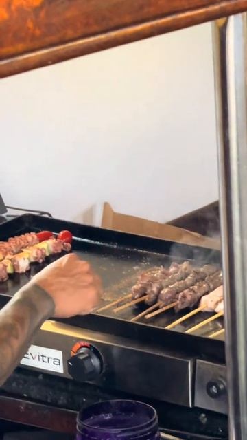 Следит чтобы не подгорело