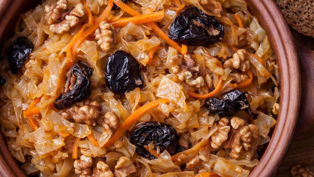 Постный ужин - тушёная капуста с черносливом и оре