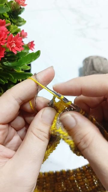 Как я держу нить при вязании жаккарда спицами