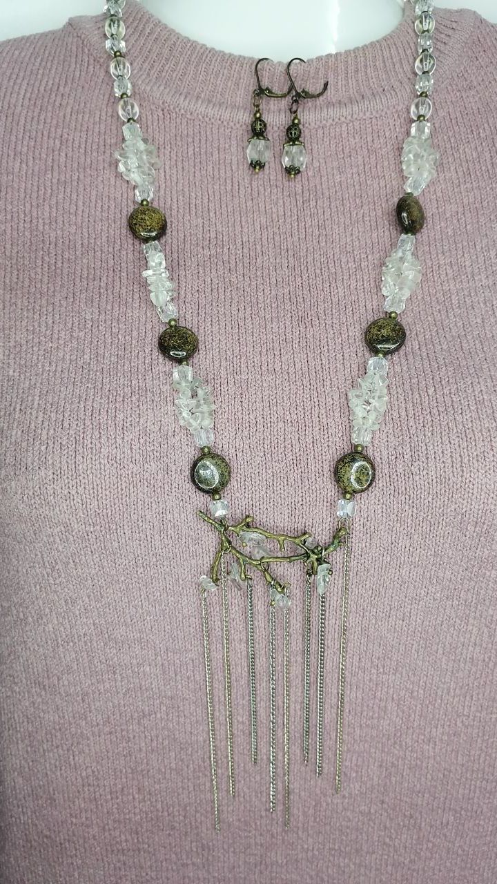 Украшение из бронзита и горного хрусталя Первые проталины .mp4