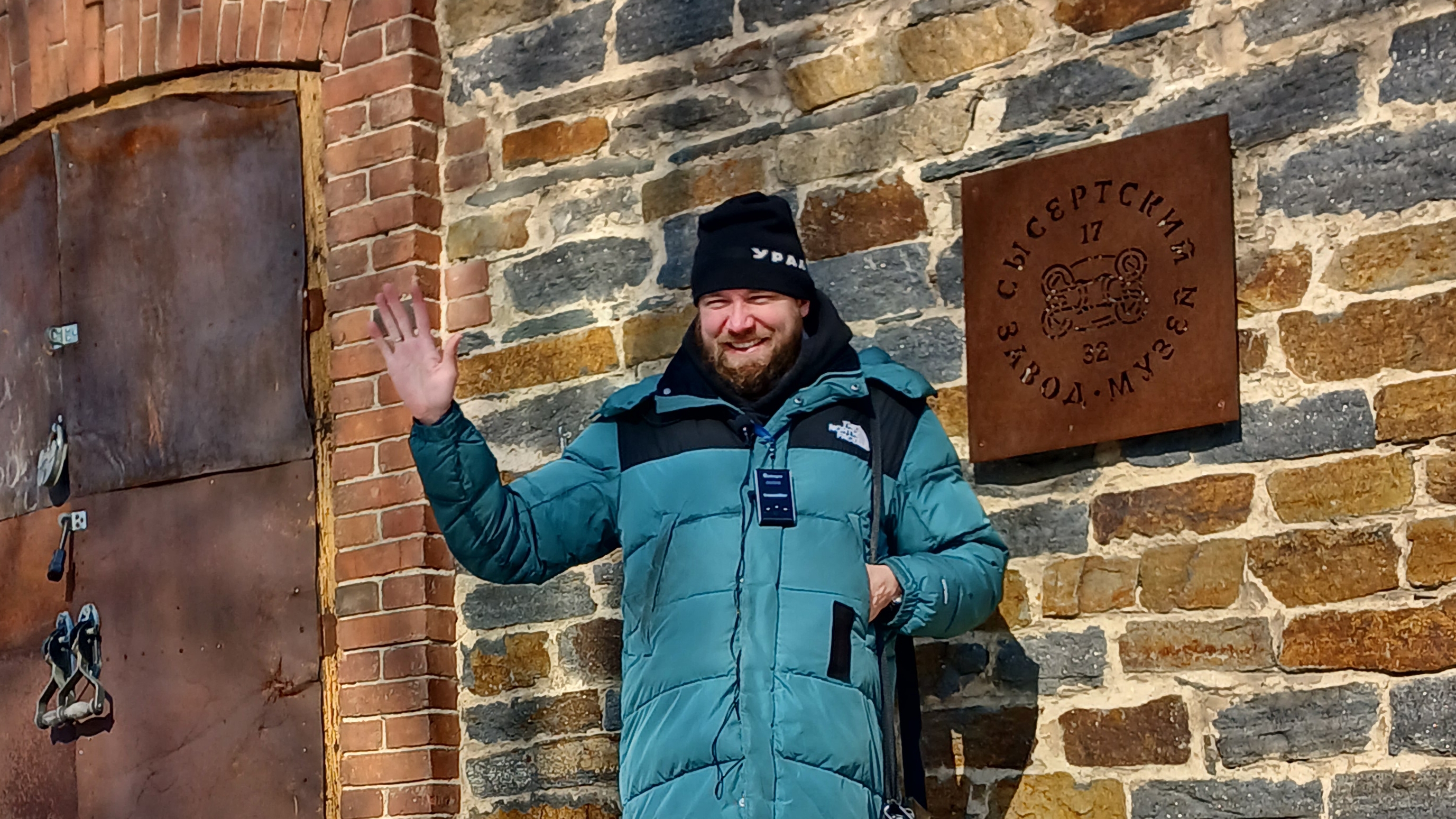 Экскурсовод-легенда из Сысерти Александр Савичев проверяет, как внимательно его слушали на экскурсии