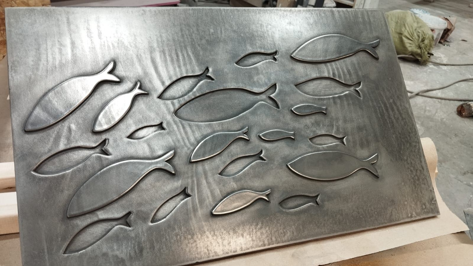 Рельеф стайка рыб