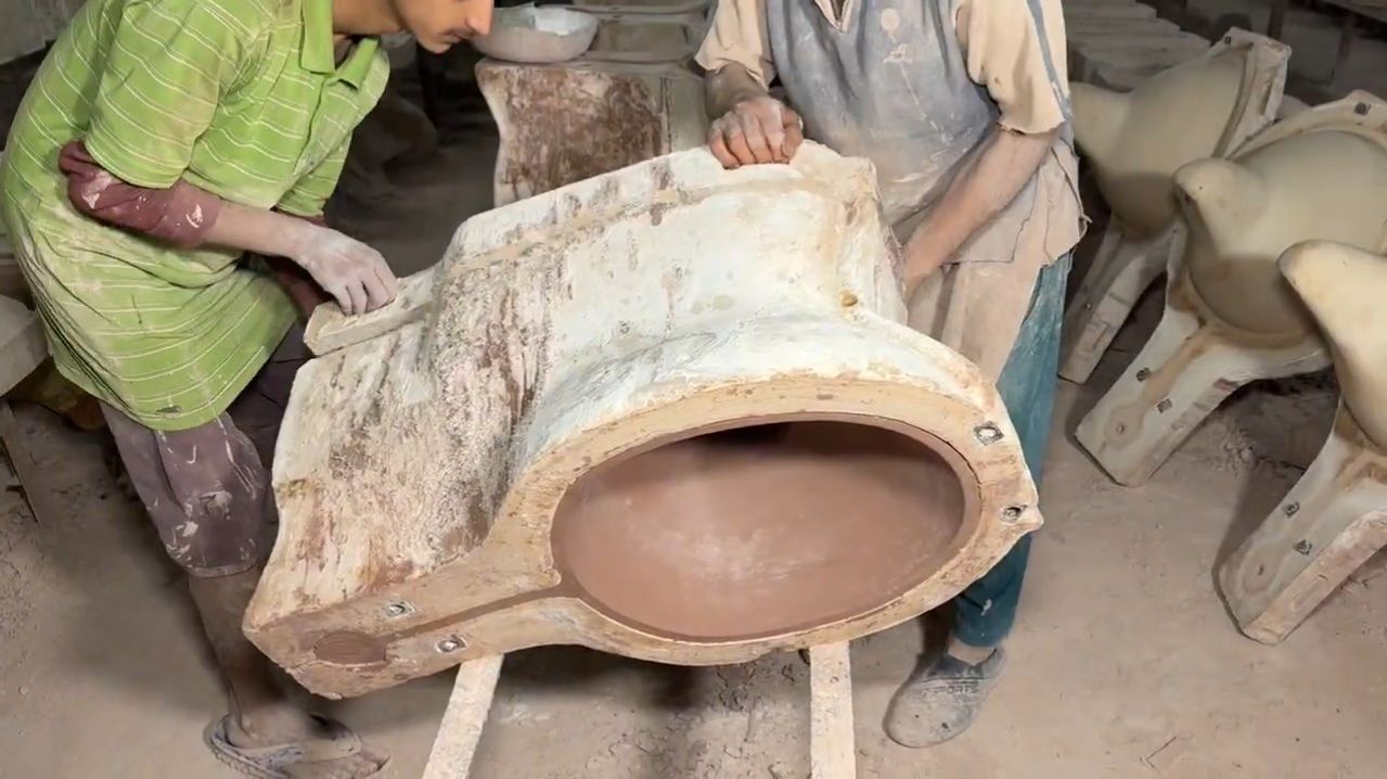 Пакистанские мастера изготавливают унитазы