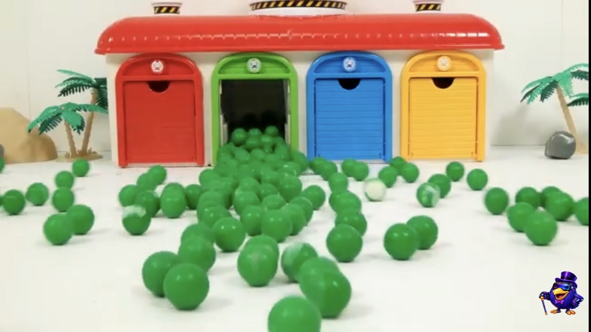 МУЛЬТИК ДЛЯ ДЕТЕЙ БИТВА ТРАНСФОРМЕРОВ И ЦВЕТНЫЕ ШАРИКИ ДЛЯ МАЛЕНЬКИХ ДЕТЕЙ.