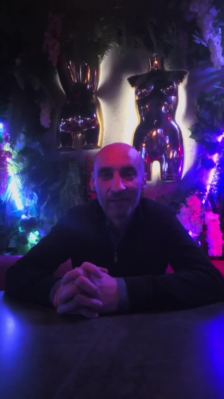 Мы пошли на туристическую выставку… продавать великанов