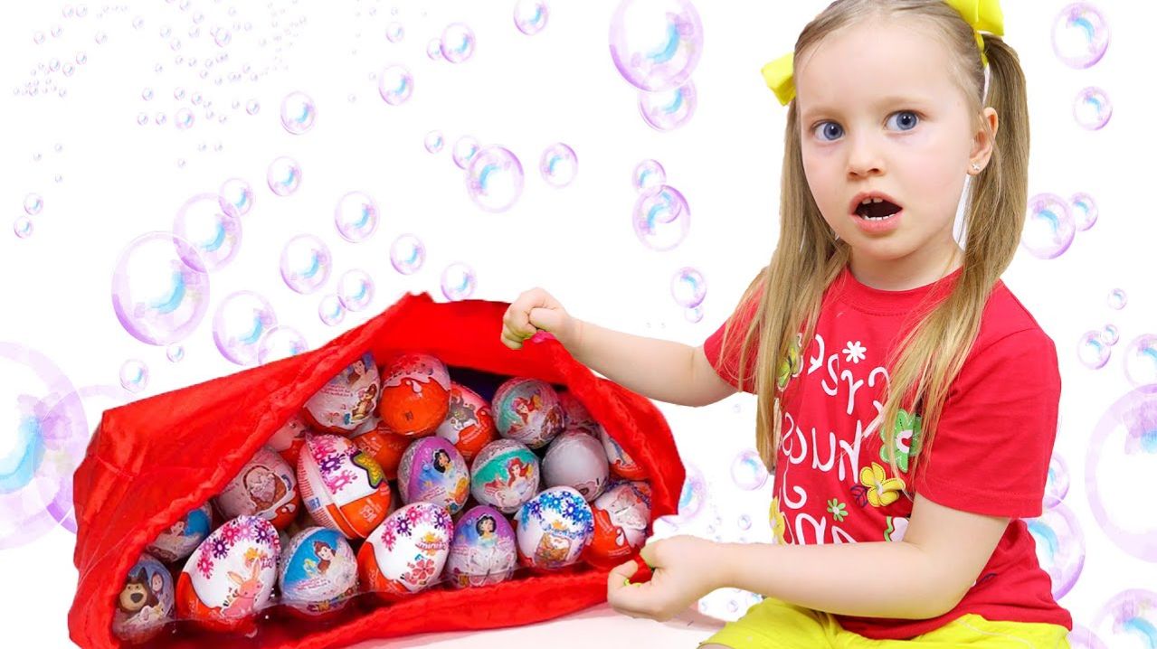 Милана с сестрёнкой играют с мыльными пузырями