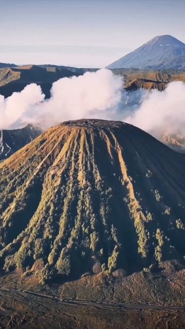 Вулкан Бромо – гора с обрезанной, словно лезвием, верхушкой высотой всего 2400 метров Индонезия