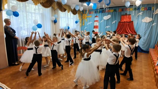 Начало выпускного в детском саду "Мы - великаны"