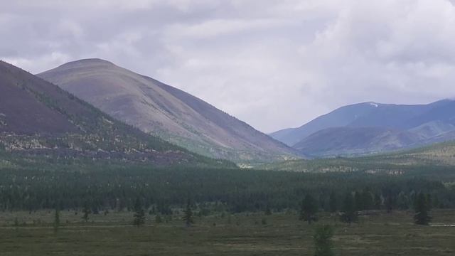 Верхоянский хребет на Колымской трассе. The Verkhoyansk Range on the Kolyma Highway