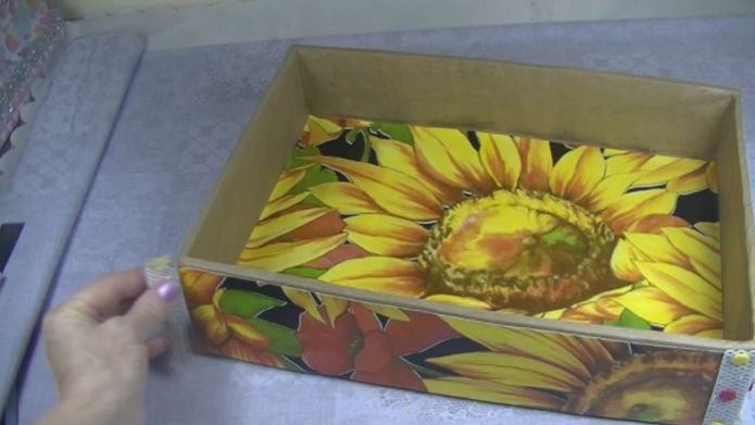 Декор картонной коробки обоями с  подсолнухами .
