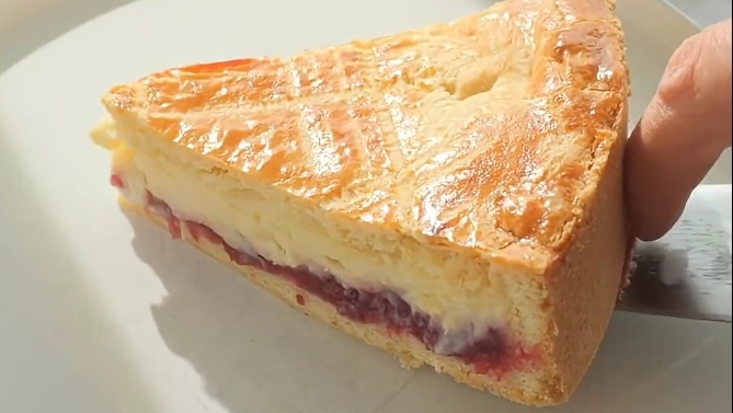 Сегодня на десерт пирог с заварным кремом и ягодной прослойкой...🥧🍒😋