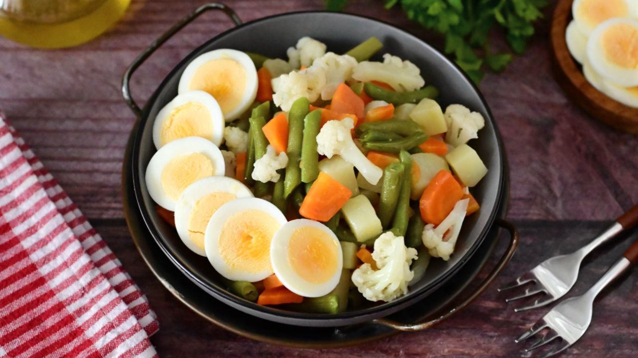 🍲 Легкий салат на ужин из отварных овощей. Рецепт из цветной капусты, моркови, картофеля.