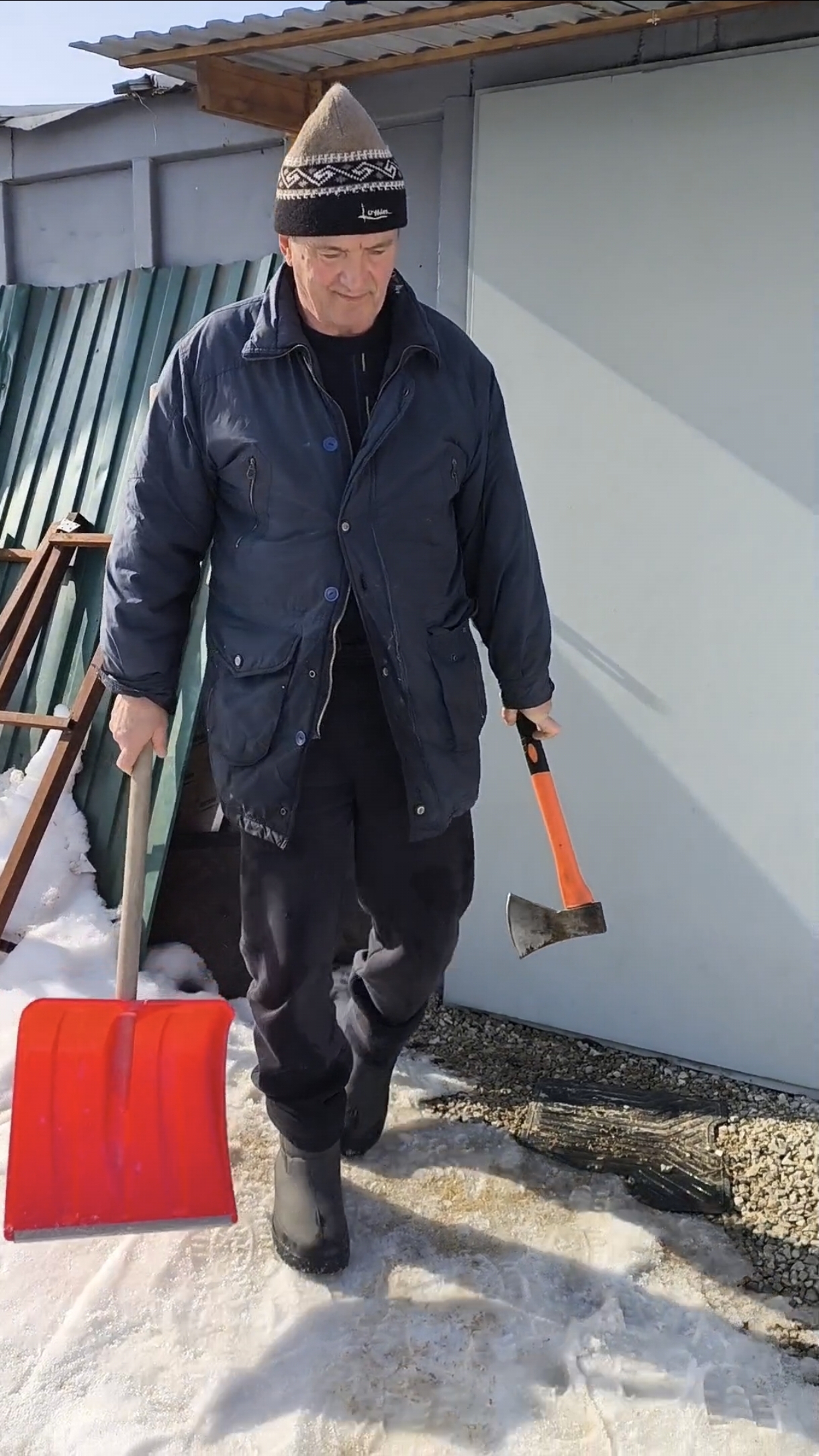 Если у мальчика лопата