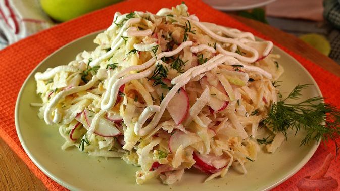 САЛАТ ИЗ РЕДИСА, КОЛЬРАБИ И ЯБЛОК