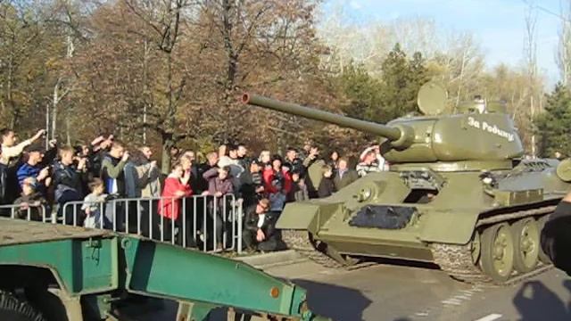 Погрузка Т-34/85 после парада. Днепропетровск, октябрь 2013