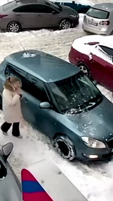 На женщину чуть не упала льдина
