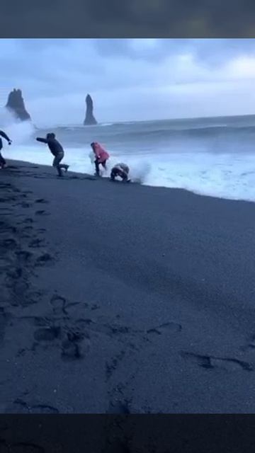Черный песчаный пляж Рейнисфьяра в Исландии известен своей опасностью из-за обманчиво мощных волн