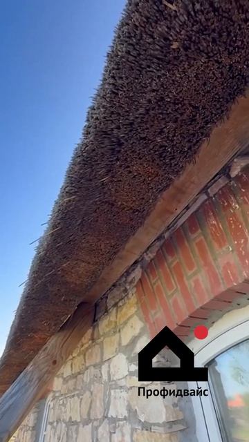 Соломенная кровля на выставке