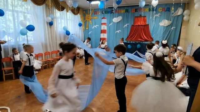 Танец с тканью "Чайка над морской волной" на выпускном в детском саду