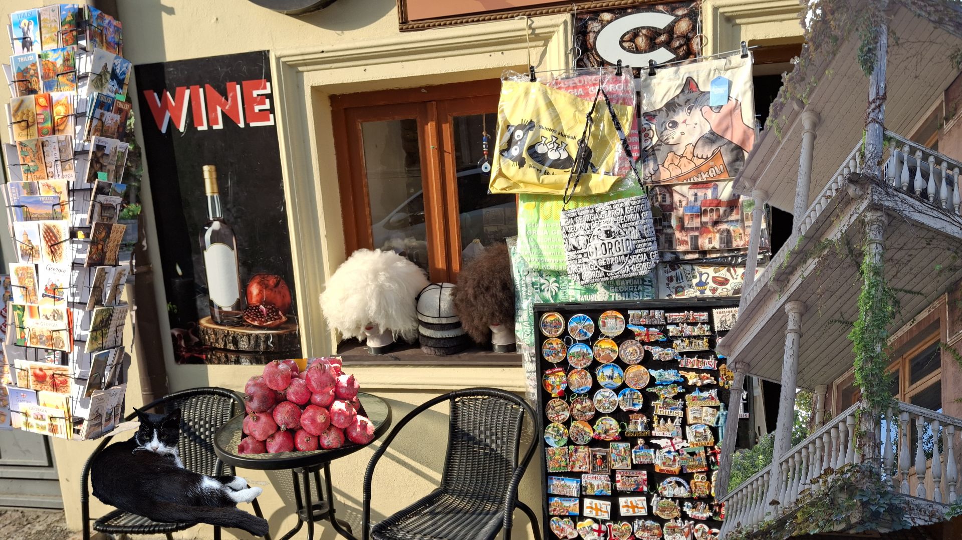 Сувениры и кошки Тбилиси. Грузинские балкончики на деревьях.