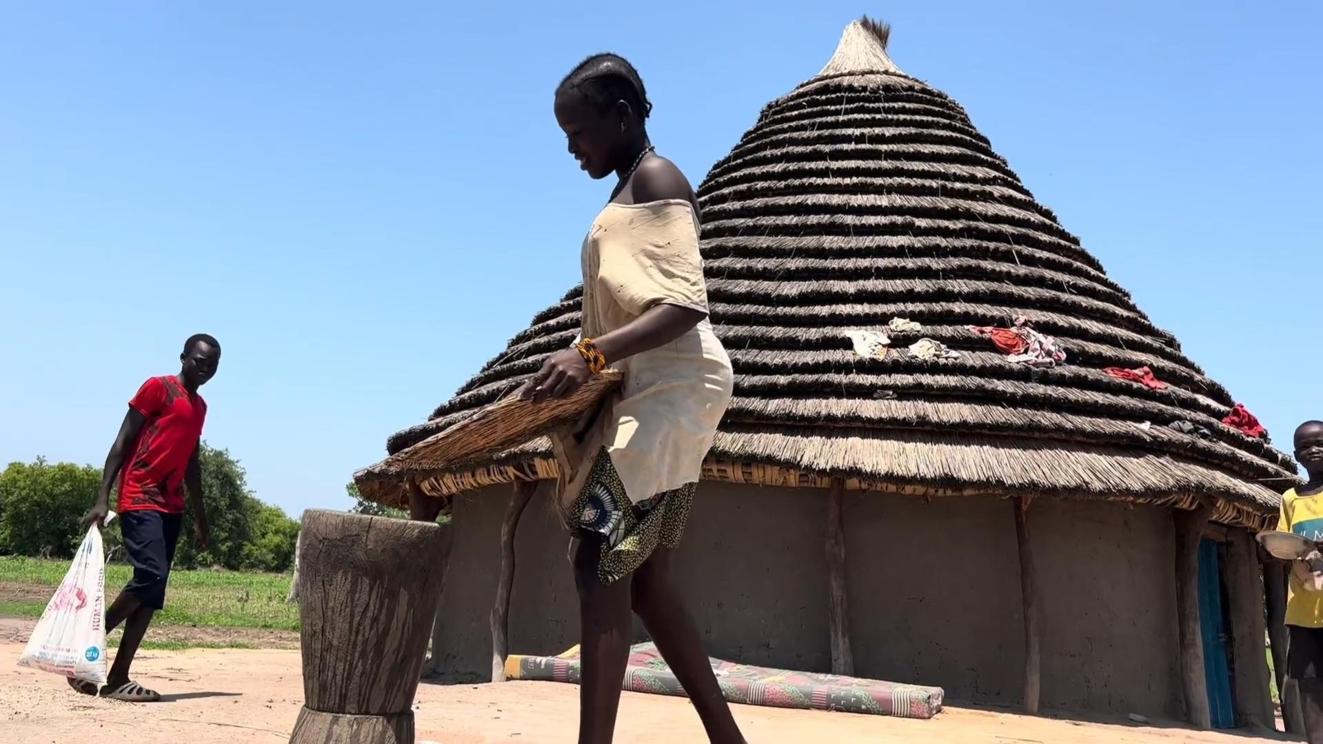 Спокойная жизнь в африканской деревне на западе Уганды.