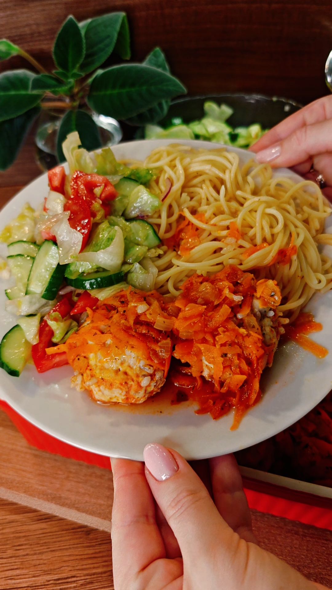 На обед или ужин... Тефтели, спагетти и салат... Просто и вкусно.