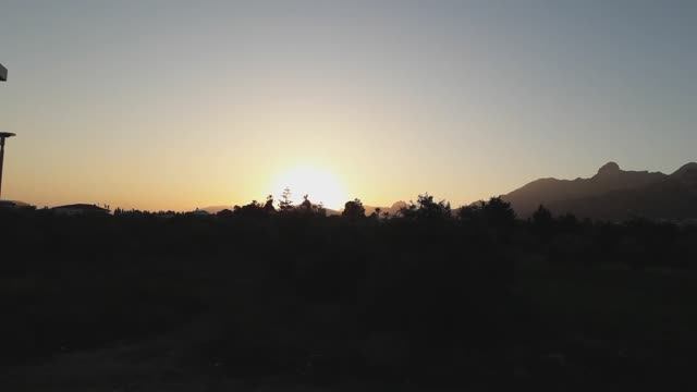 Северный Кипр, горы, красивые рассветы-закаты, тепло, солнечно, полный релакс.