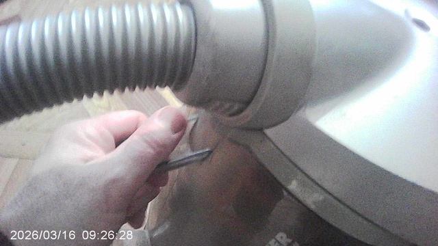 Установка очищенного пылесборника в пылесос