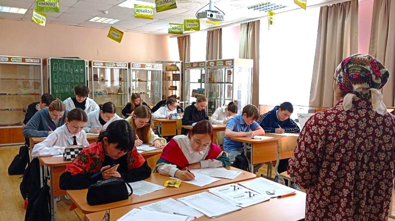 В Югре выберут лучшего учителя родного языка коренных народов Севера