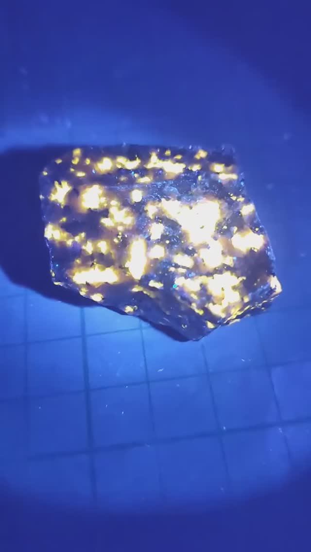 Йооперлит — это разновидность сиенита, содержащая флуоресцентный содалит, обнаруженная в 2017 в США.