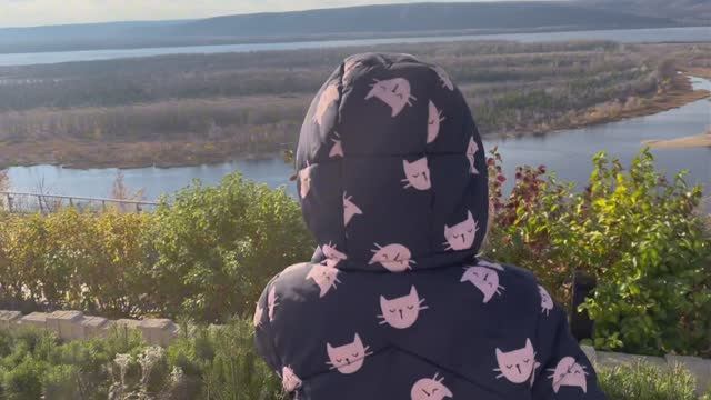 С Викой гуляем на Волге.