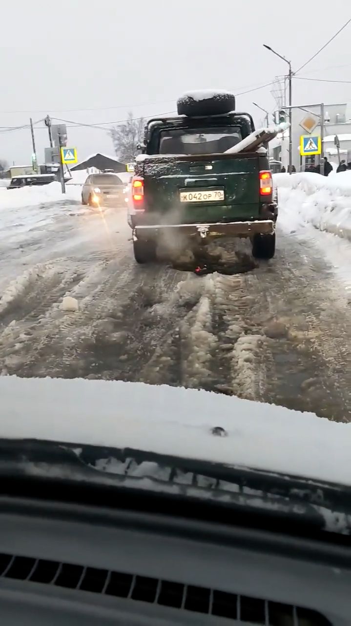 «Машины друг на друга швыряет!»: охинцы возмущены состоянием центральных дорог