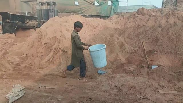 Процесс переработки опилок в гранулы. Пакистан