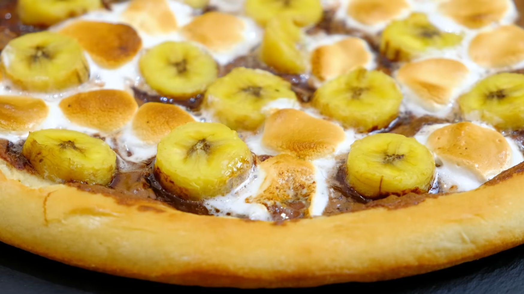 Сладкая пицца с бананом и шоколадом - рецепт на Eda.video