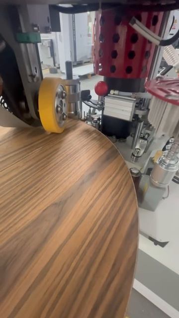 Formigo W4 криволинейный кромкооблицовочный станок на производстве