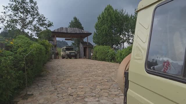 Отель Kaara в ливневом лесу расположен на холме в Уганде