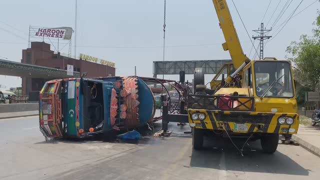 Грузовик опрокинулся. Ремонт на дороге. Пакистан