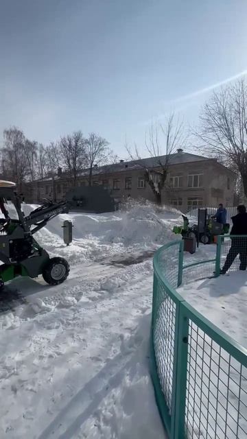 Уборка социальных объектов города погрузчиками FRONTMEN