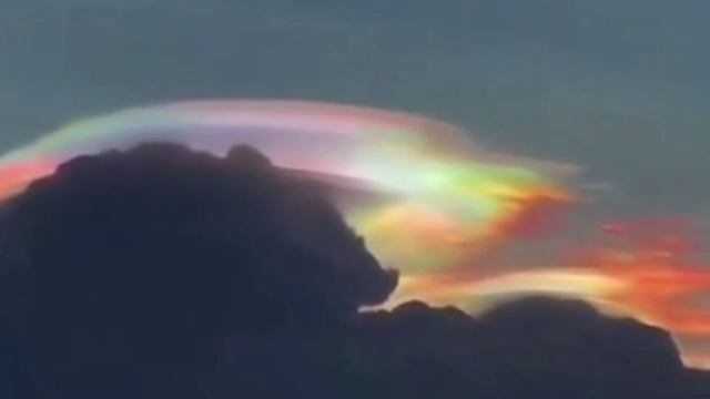 Крайне редкое радужное облако пилеус