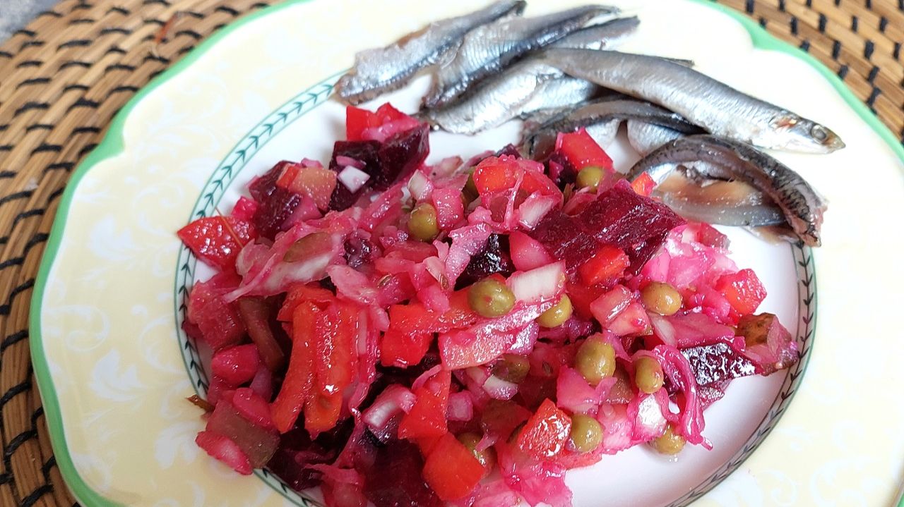 Нарядный яркий винегрет с хамсой. Самый простой овощной салат.