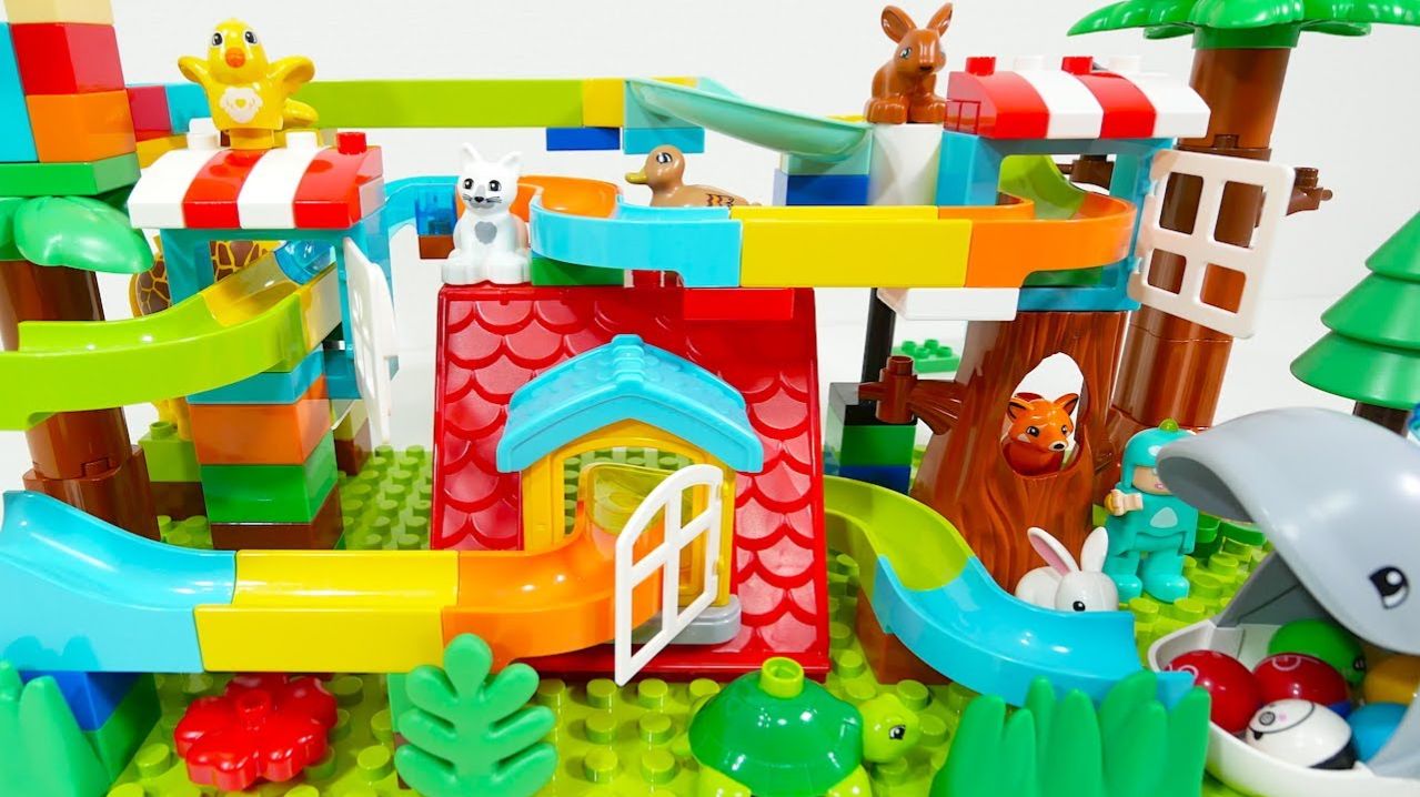 СТРОИМ ГОРКУ ДЛЯ ШАРИКОВ С ДОМИКОМ КАТАЕМ ШАРИКИ  ВИДЕО ДЛЯ ДЕТЕЙ ДЕТСКИЙ КАНАЛ ИГРАЛКИ-ЗАЛИПАЛКИ