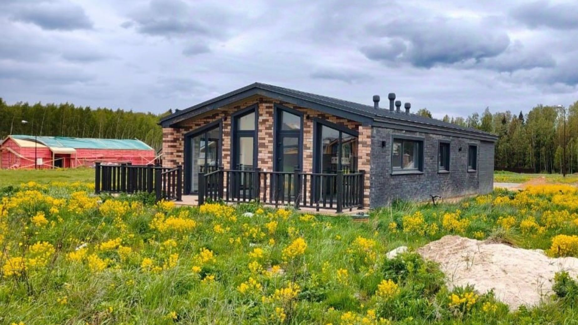 Дом для не большой семьи либо для арендного бизнеса.