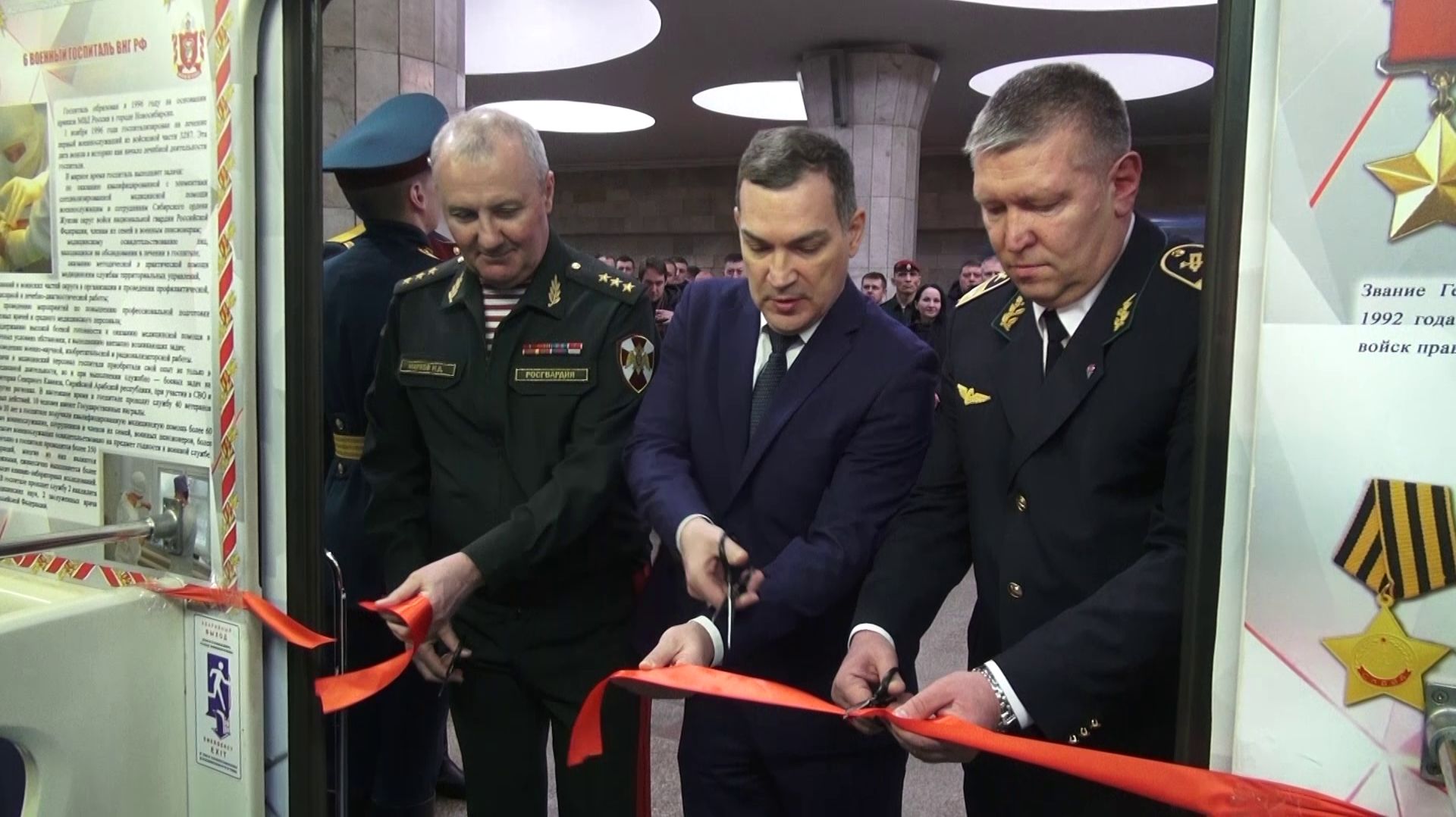 10 лет Росгвардии: в новосибирском метро открыли тематический вагон с исторической экспозицией