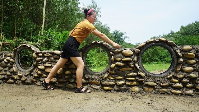 Заливаю бетоном двор перед домом. Строю стены из камня и цемента. Серия 10. Се