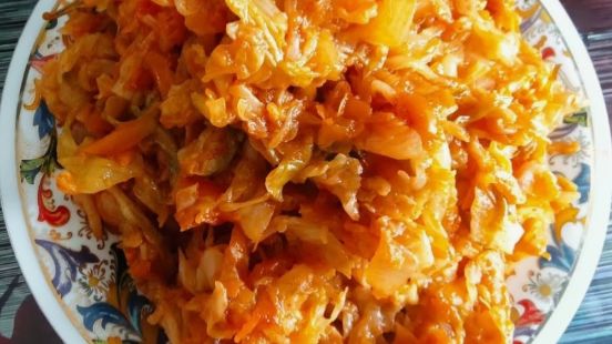 Тушёная капуста с кунжутом.