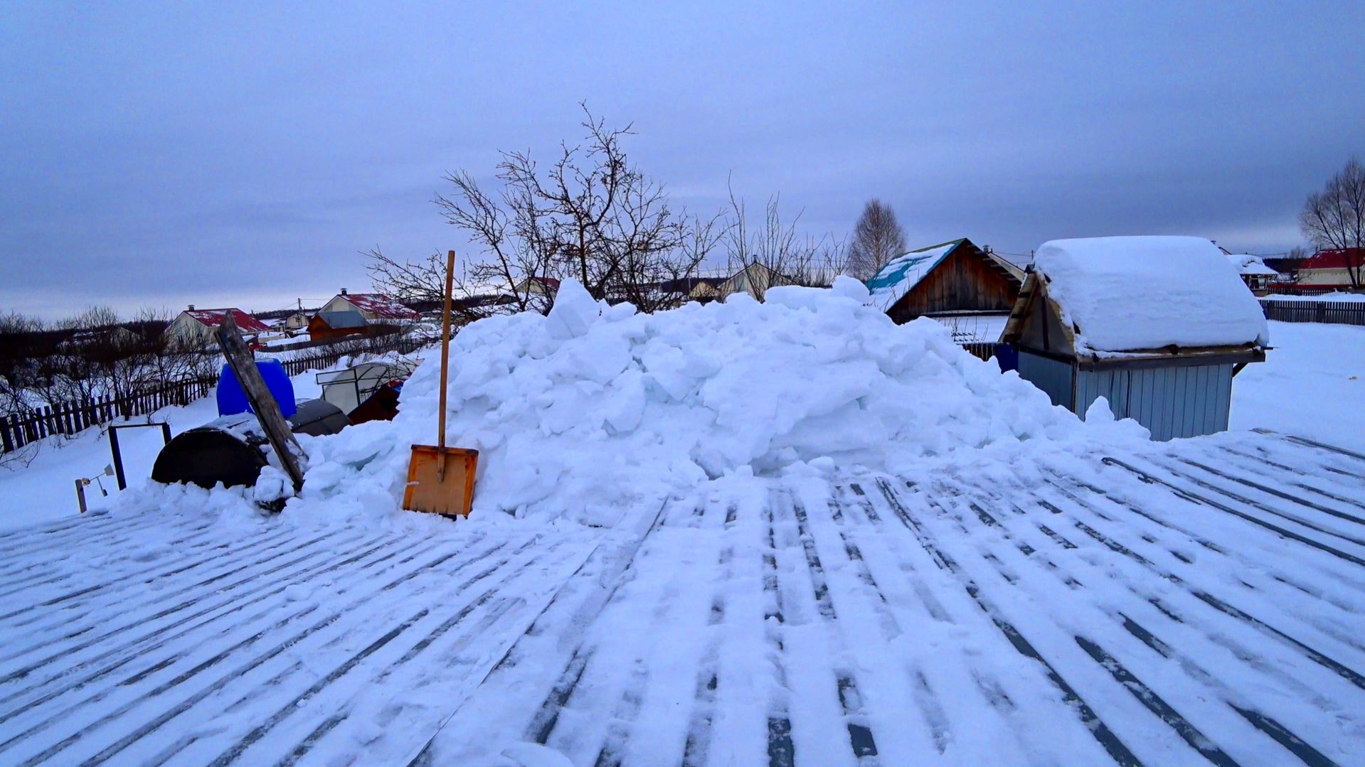 Снега выше крыши.
