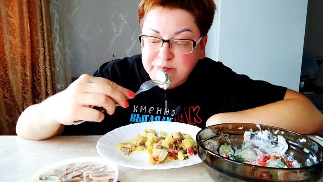 КАРТОШЕЧКА ,да с ГРИБАМИ👍/ХОТЬ УСТАЛА ,но НАЖАРИЛА И ЧУТЬ НЕ ЗАХРЮКАЛА  от еды 😆/МУКБАНГ ( архив)