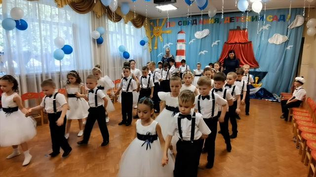 Прощальный вальс с воспитателями на выпускном в детском саду